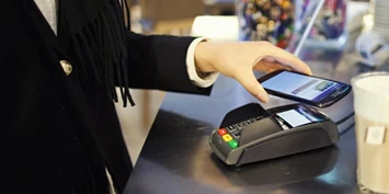 Kontaktløse betalinger, kort eller mobil